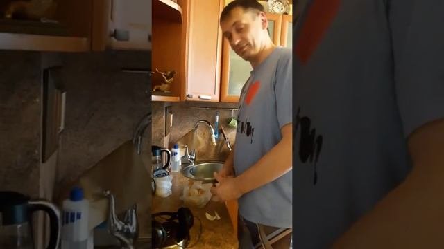 Мишутка, готовит фарш на пельмени необычно...надев очки, чтобы не плакать от лука(1)