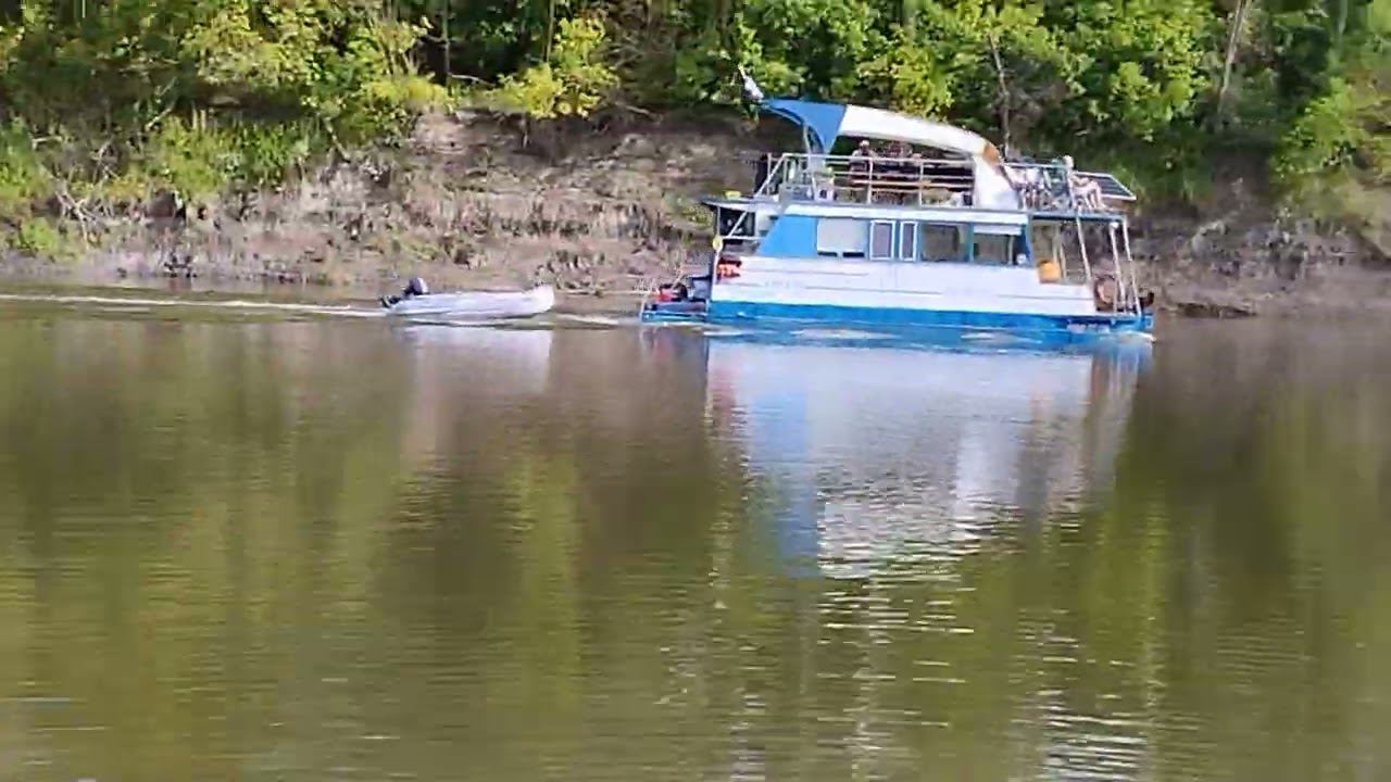река хапëр, мужики отдыхают вот на такой яхте