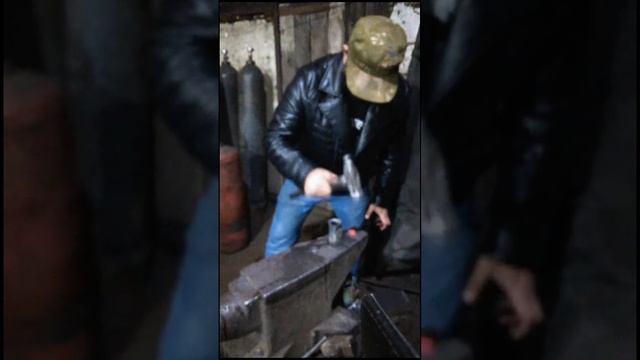 Иногда можно и постучать! #левша #кузня #ковка #наковальня