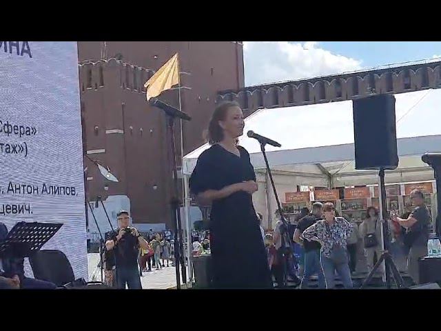 Актриса Марина Коваль читает на Красной площади отрывок из поэмы А.С. Пушкина "Граф Нулин"