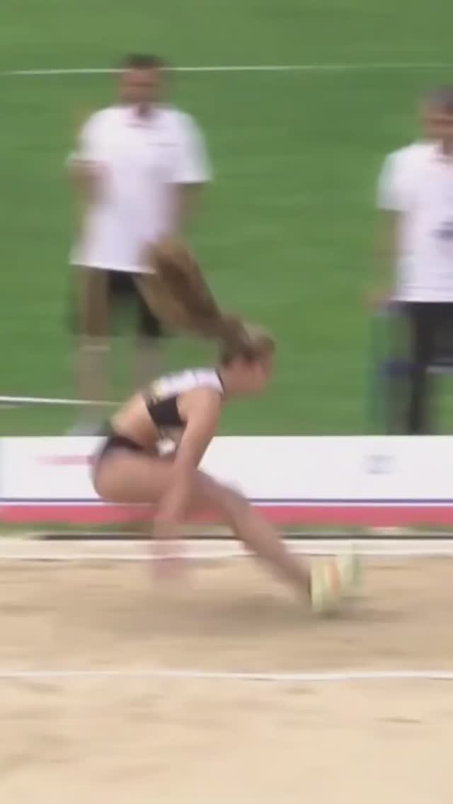 Летающая красотка!