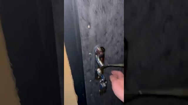 Обивка двери с заменой двух замков, фурнитуры. Видео после работ