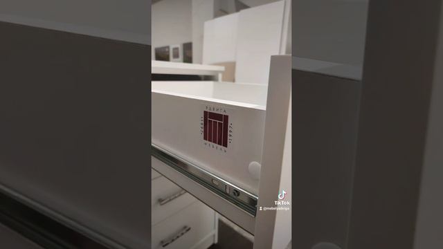 Мебель Ядвига. Маникюрный стол с каретной стяжкой