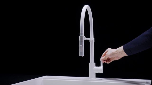 Кухонный смеситель Halt с гибким поворотным изливом в цвете белый матовый от бренда Paulmark