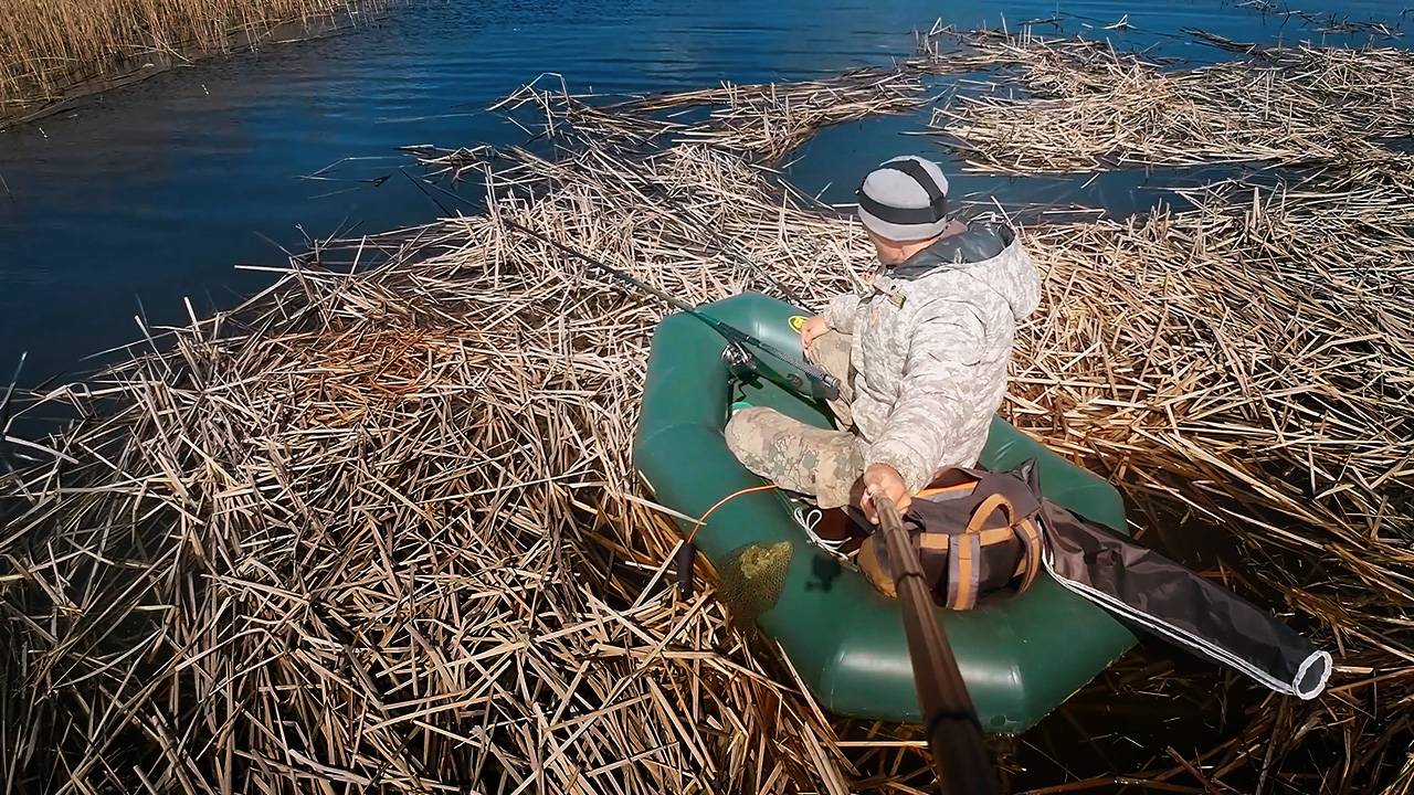 Ловля карася с лодки на пруду в апреле