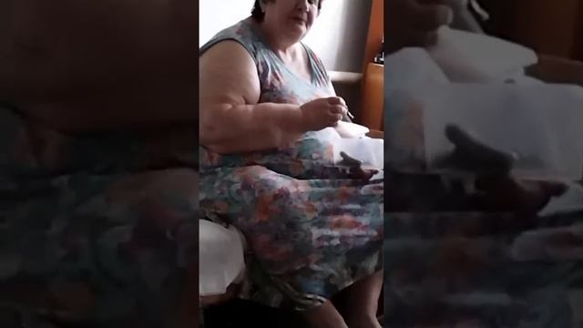 Елена Прекрасная пробует малосольные огурчики