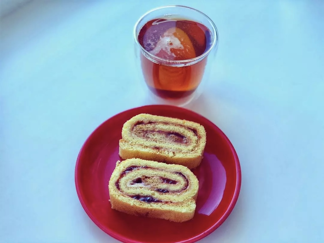 Невероятно нежный и вкусный бисквитный рулет,который сможет приготовить даже самая ленивая хозяйка.