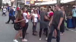 Зов молодого самца в общественных местах