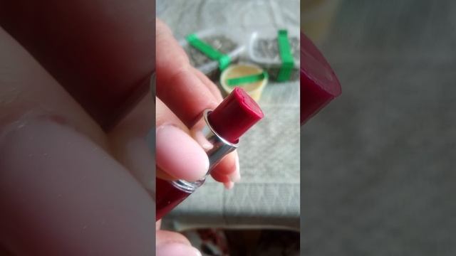 Смесь светлого жира из Чёрной Львинки и губной помады в заводском тюбике. Всё работает