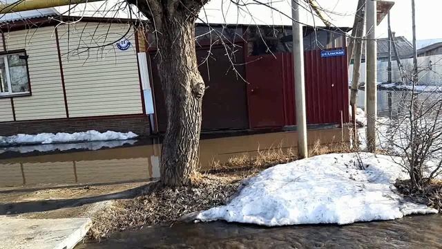 Улицу затопило.