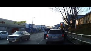 Схватка двух бойцов на дороге в городе