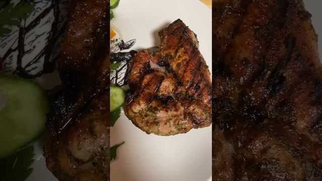 Салат из своих овощей и мясо на гриле