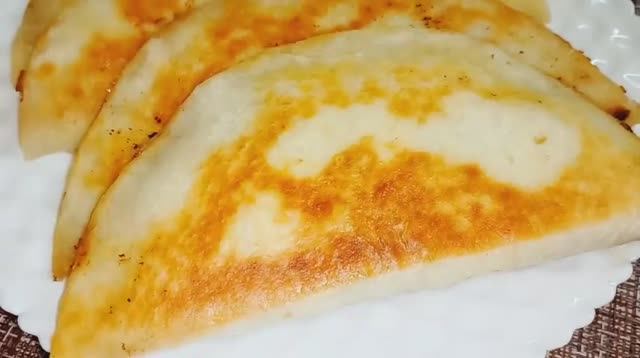 Сочные"ЧЕБУРЕКИ" с сыром из тортильи!Так просто быстро и вкусно!