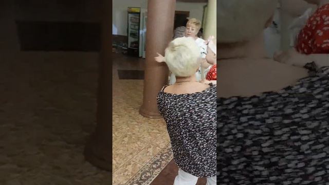 Оля танцует с Катей