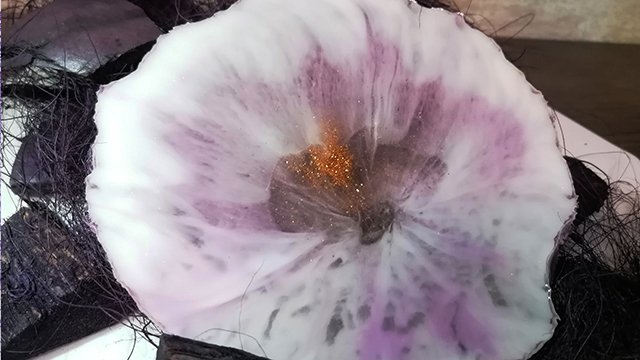 Подстаканник из эпоксидной смолы в самодельном силиконовом бортике