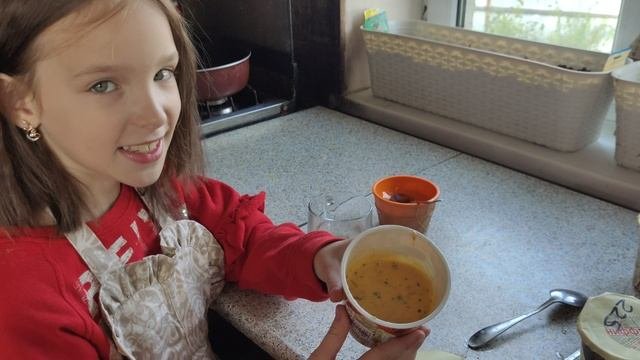 4Д Четыре девочки. Настя готовит кексы в микроволновке. #Настя #яготовлю #кексывкружке