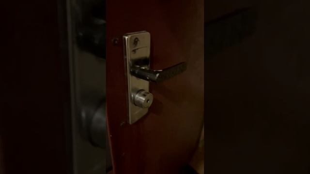 Замена замка входной двери в квартире с выездом мастера. Видео до работ