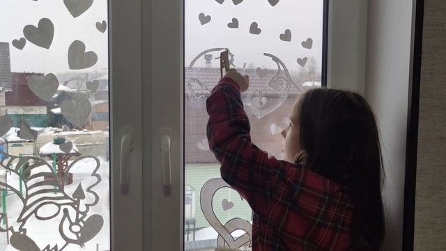 4Д Четыре девочки. Клеим вытынанки к 8 марта, снимаем старые вытынанки с помощью фена.