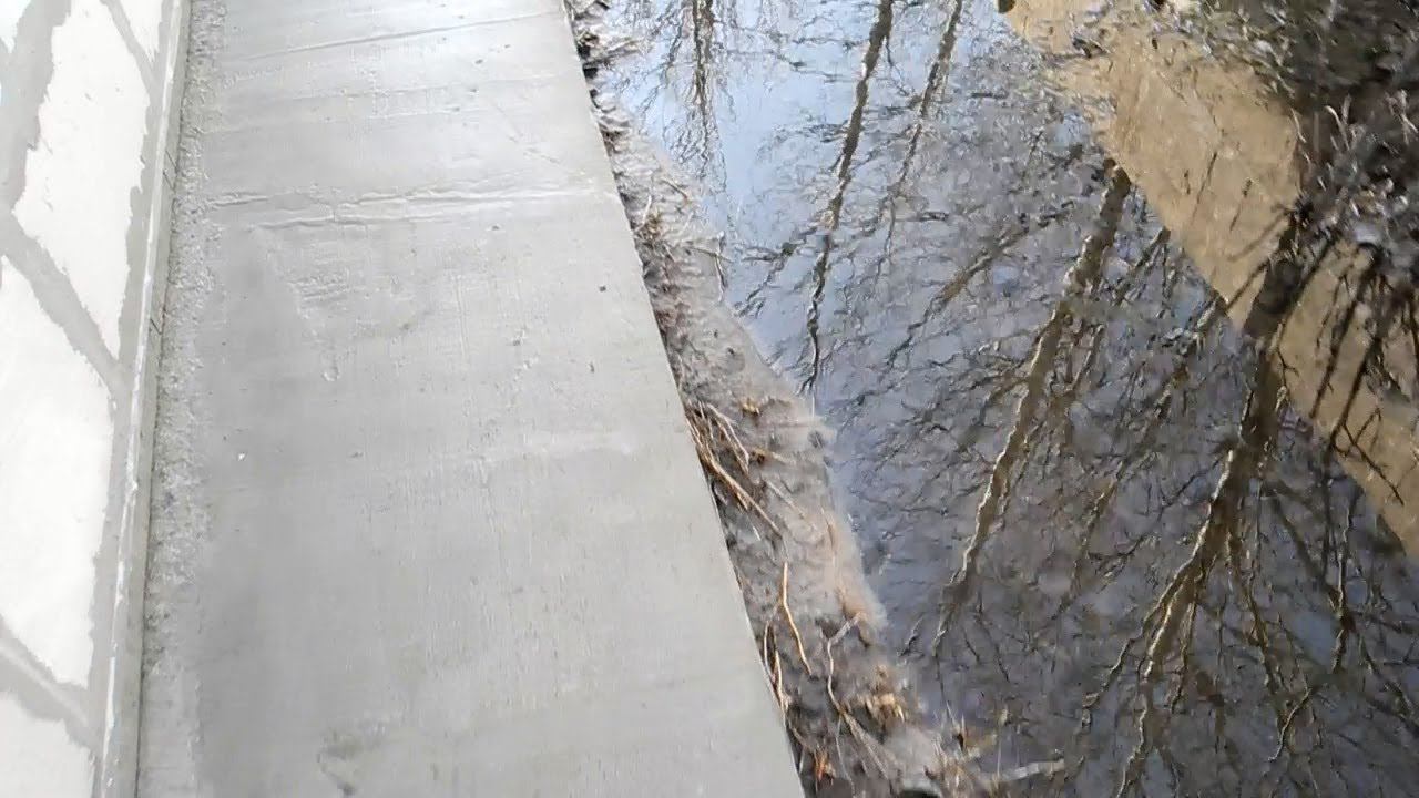 Дешевая отмостка после зимы