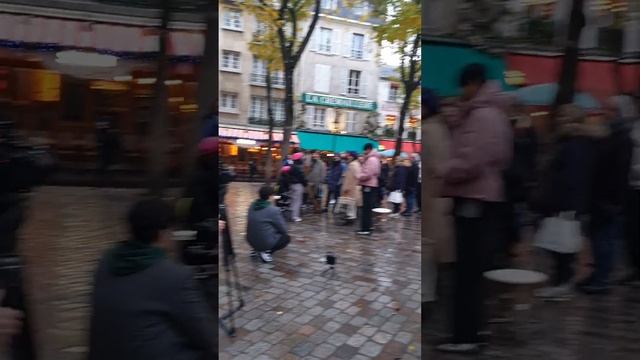 корейцы снимают сцену фильма на Монмартре про художников
