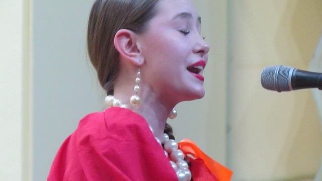 русская песня. "чтобы к милому идти, надо валенки найти"