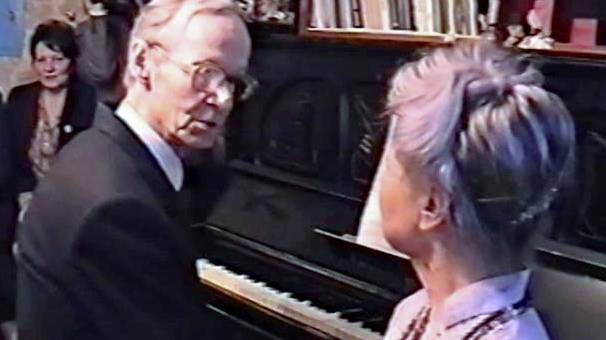 "Заключенная в танго" (запись 1998 г.). Исполняет Лолий Шолпо (1928–2005). Мужской вариант.