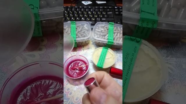 Губная помада и светлый жир из Чёрной Львинки вставляем в тюбик