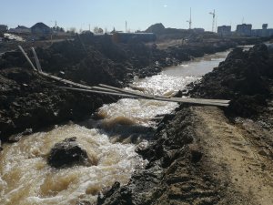 Авария на водопроводе у моста через Тагильский пруд_30.04.2022