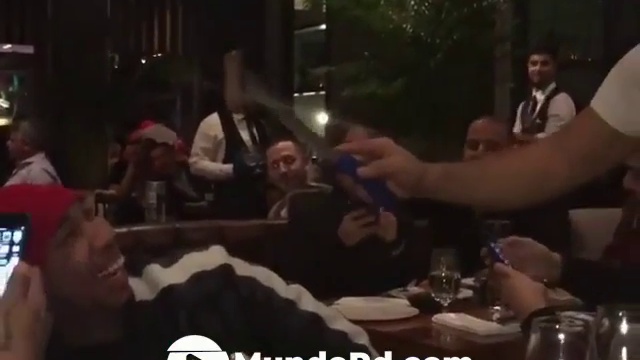 Tyga compartiendo con el famoso cheff de las redes con comida a la boca y todo