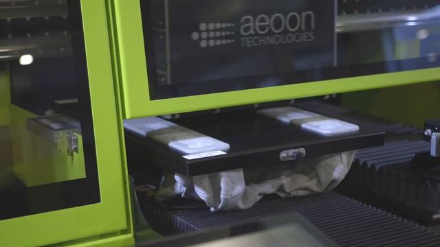 Печать на рукавах свитшота на цифровых DTG принтерах aeoon (Австрия).