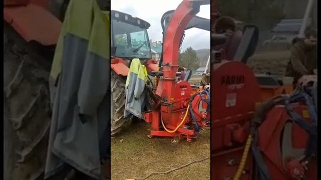Рубильная машина Farmi 260 с манипулятором на тракторе BELARUS 1523. Аренда и услуги спецтехники.
