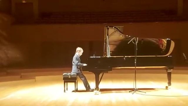 Р.Шуман. Зима. Отзвуки театра. Исп.Тимофей Харитоненко, 10 лет
Timofei Kharitonenko, 10 y.o.