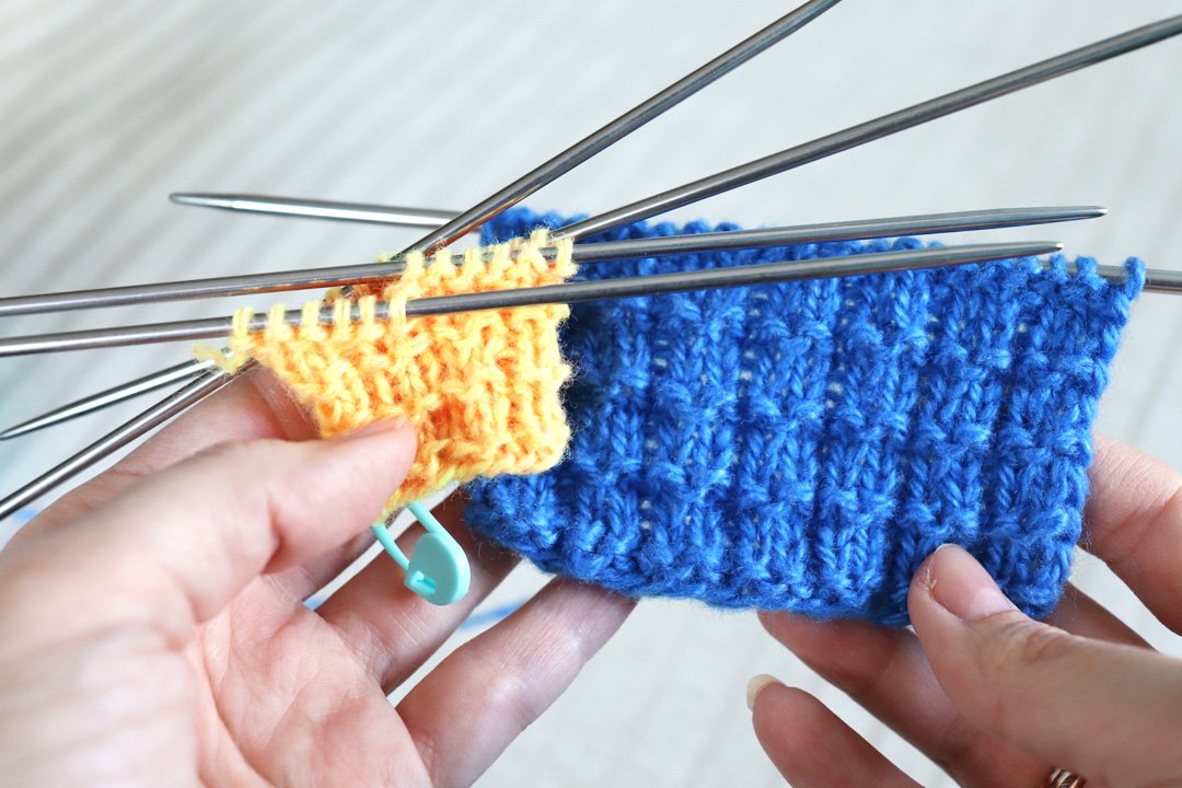 СТЕГАНАЯ РЕЗИНКА узор спицами. Прямыми и обратными рядами и по кругу. Описание узора.mp4