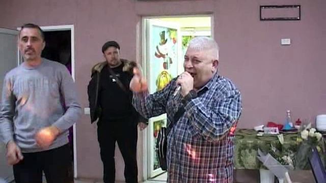 Поет Николай Довгополый